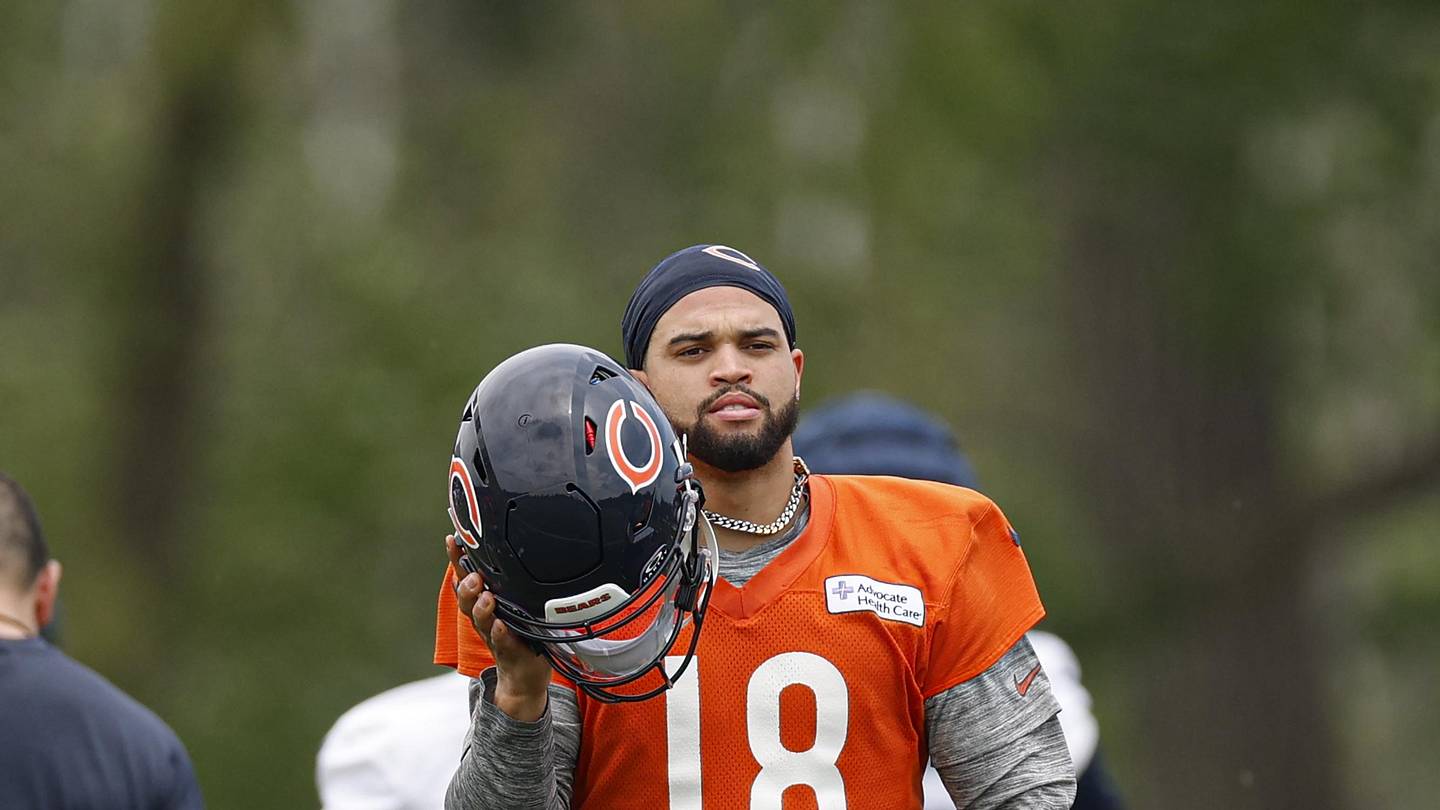 Bears QB Caleb Williams spotted with former teammates at beach on 4th ...