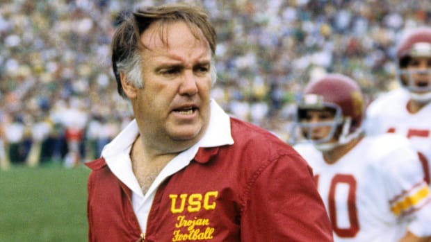 USC Trojans Legends Ronnie Lott, Marcus Allen Pay Tribute to Coach John ...