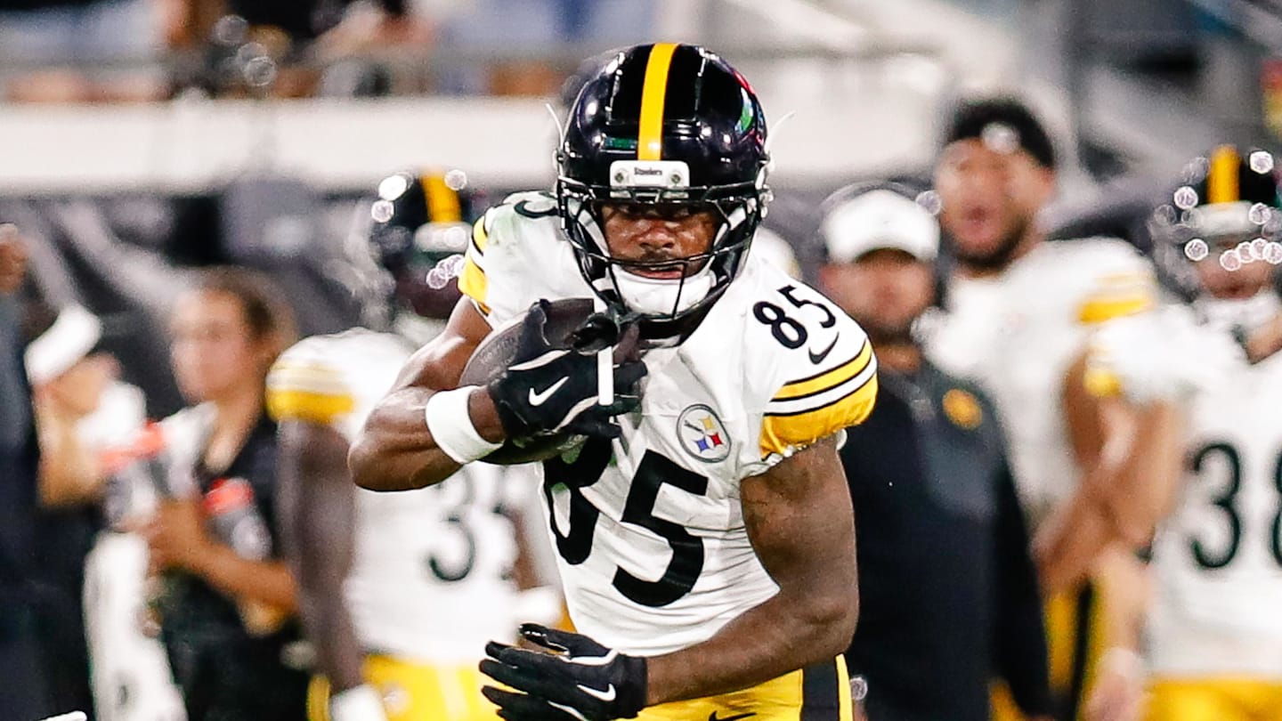 Pittsburgh Steelers Rookie Leaves Game With Head Injury