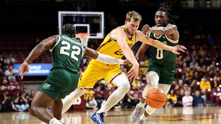 Parker Fox's buzzer-beating three gives Gophers halftime lead over ...