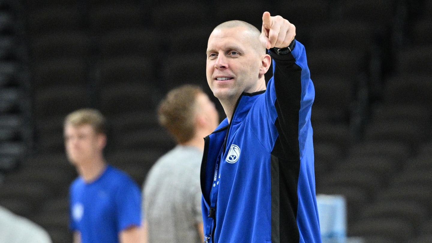 An elite recruit in the 2025 class discussed what Mark Pope said during ...