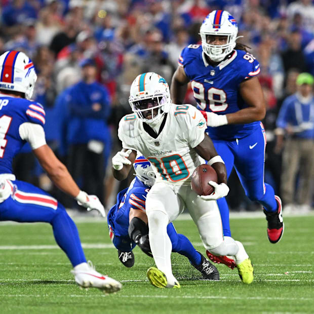 Bills' star sends positive vibes to Dolphins' Tyreek Hill after devastating injury