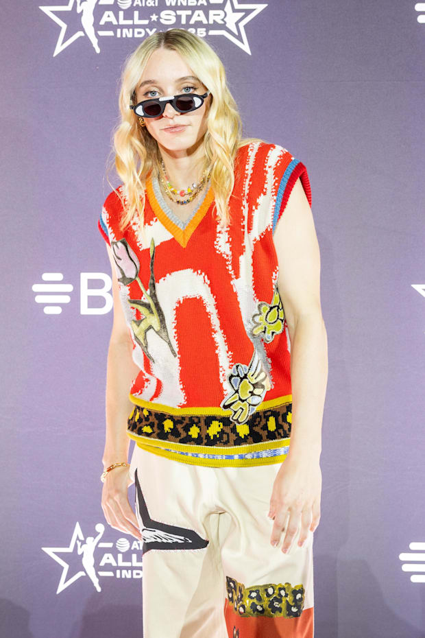 Paige Bueckers rocks pink skater-girl vibe Wings pregame tunnel fit vs ...