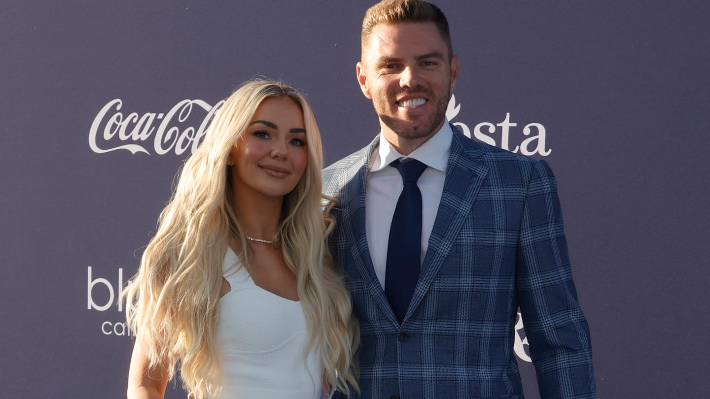 Chelsea Freeman, MVP hubby Freddie share heartfelt kiss after World ...