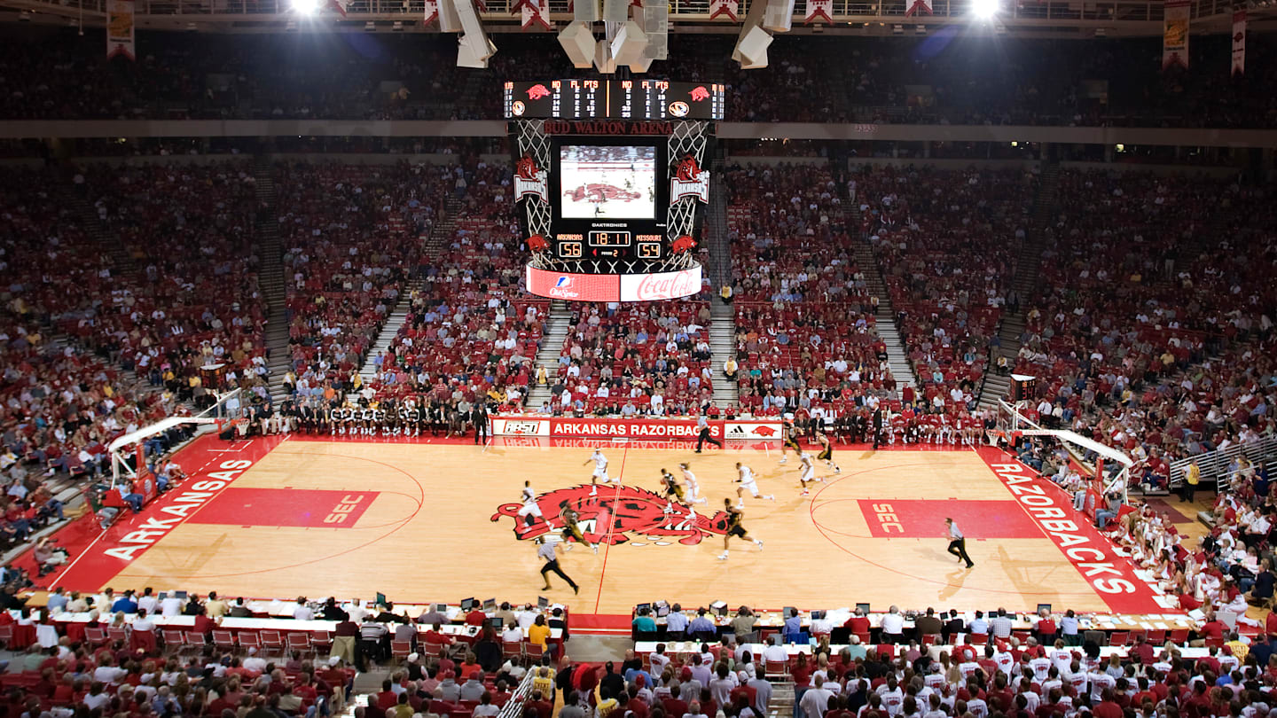 Arkansas brings back the Slobbering Hog to Bud Walton Arena