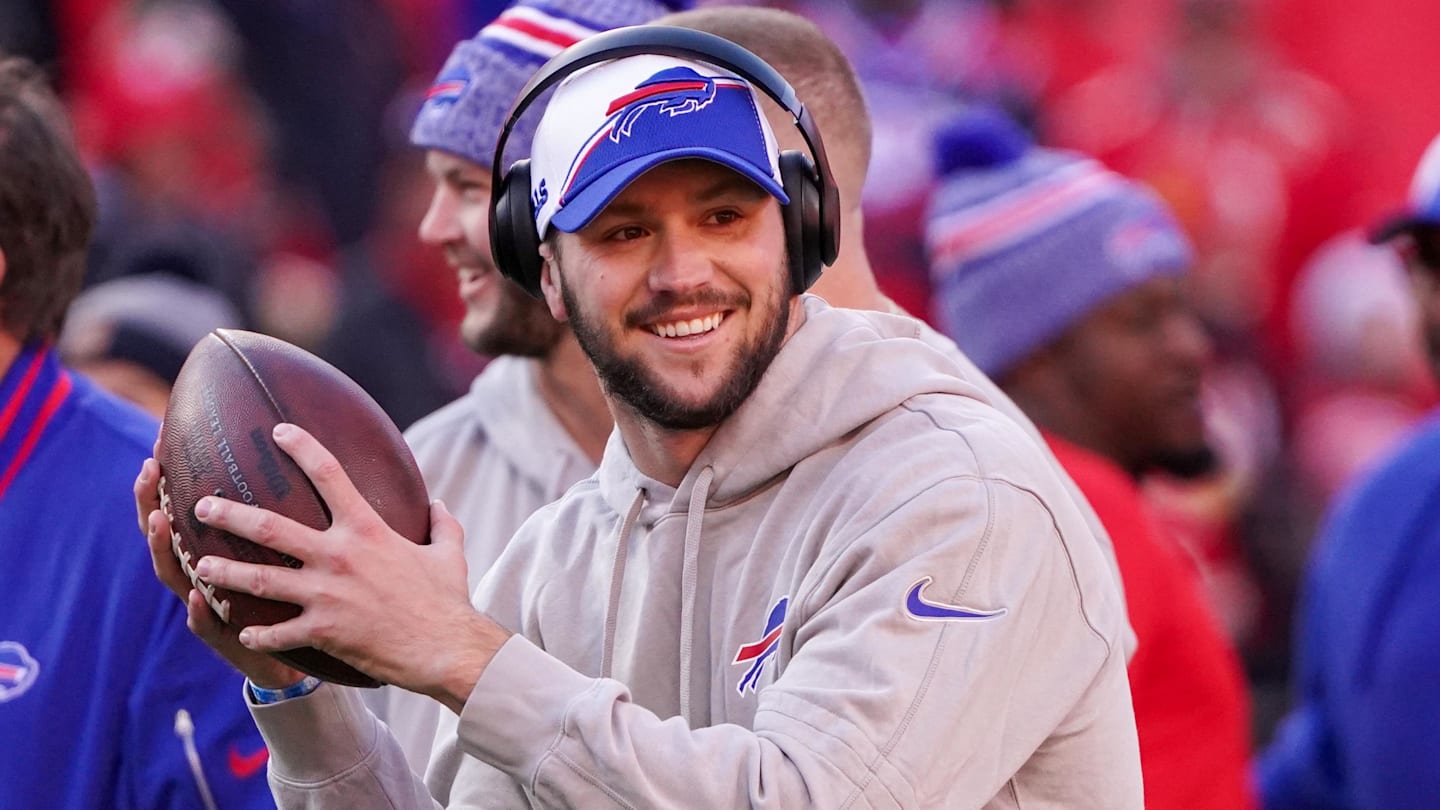 Hailee Steinfeld cheers on Josh Allen in a rare Bills game appearance ...