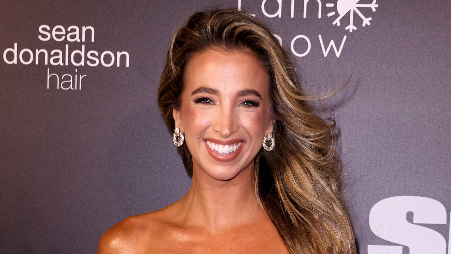 Social Media Is Obsessed With Katie Austin’s ‘Hot,’ ‘Unreal’ SI ...