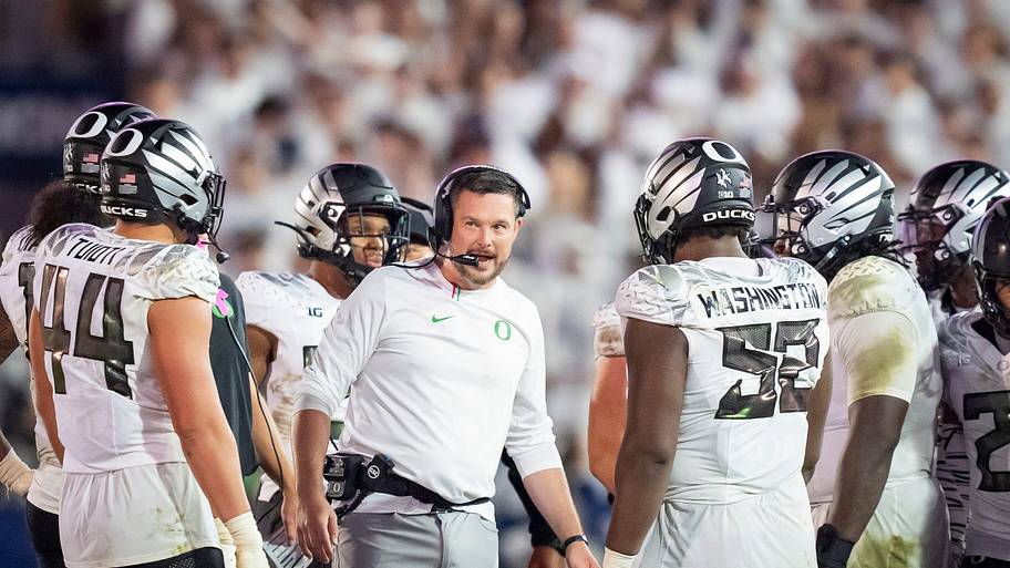 Oregon Freshman Dakorien Moore's Maturity Shines In First Ducks ...