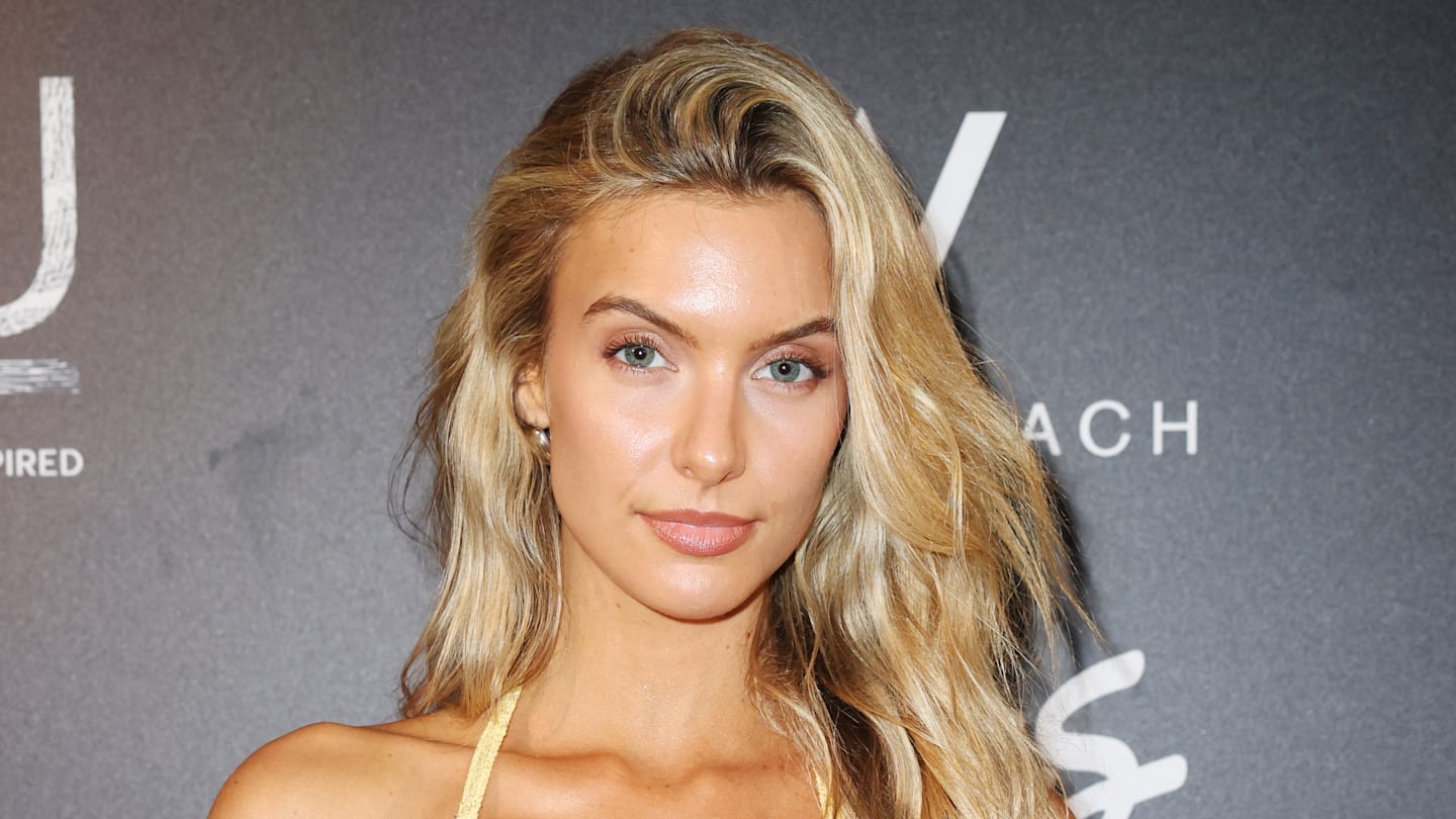 Ally Mason Closes Out Summer in Style With a Timeless White Beach Look