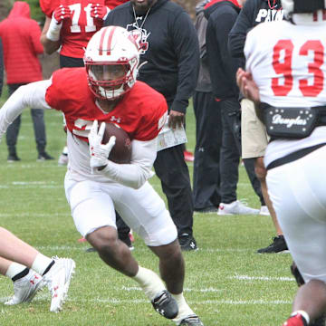 Former Wisconsin Badgers star joins coaching staff of college ...