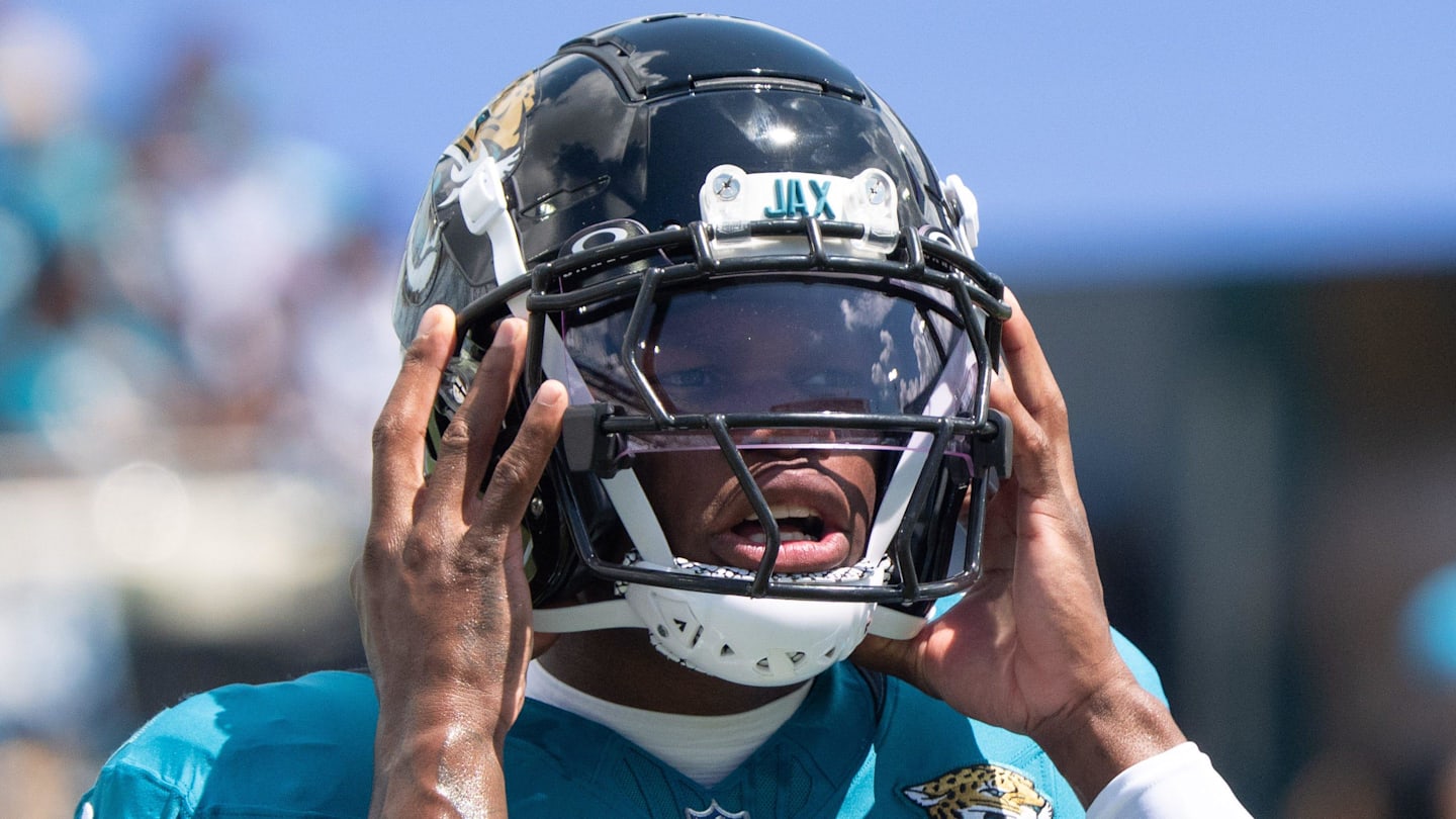 Travis Hunter Injury Watch: Jaguars Two-Way Star Limping After Defensive Play