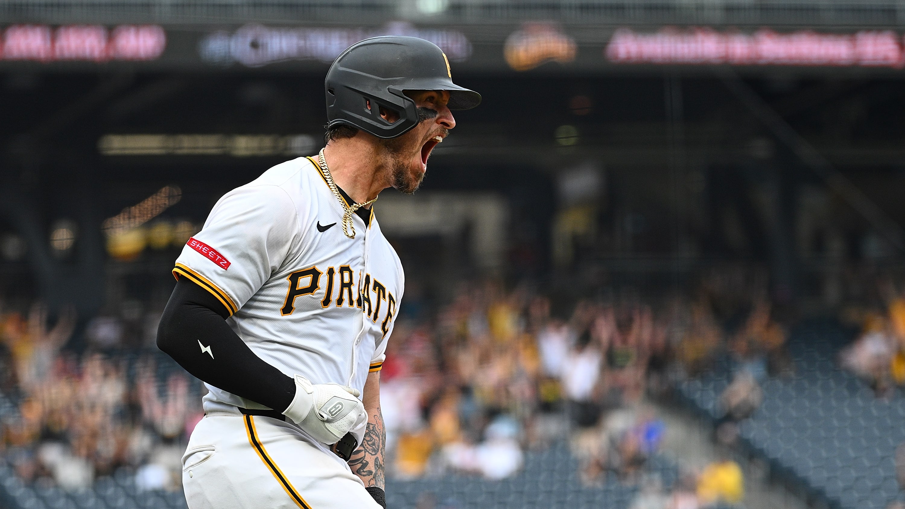 Emotional Yasmani Grandal delivers message to Pirates fans after win
