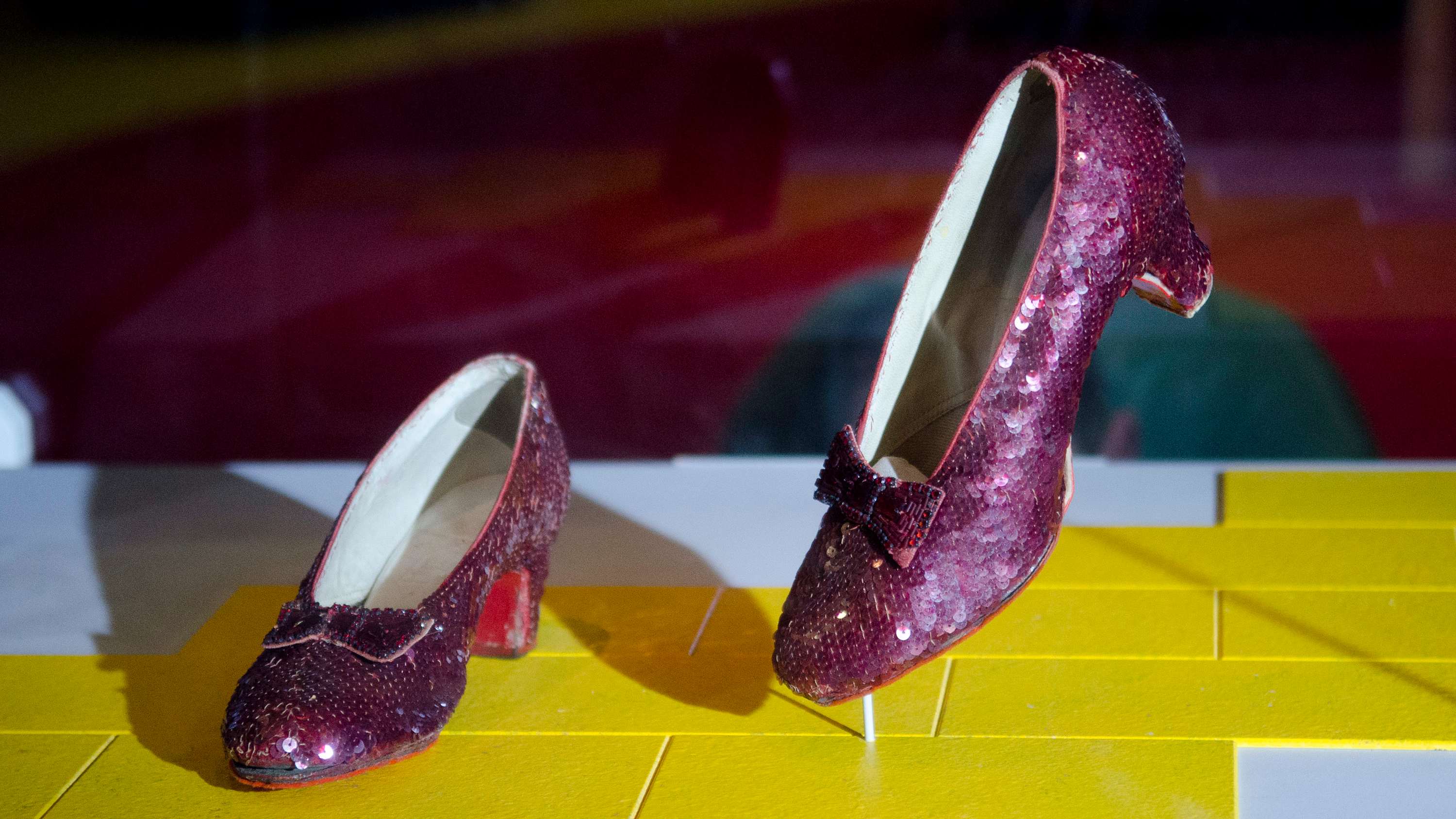 2005年に盗まれた「オズの魔法使い」のルビーのスリッパがオークションに出品される - 世界の顔