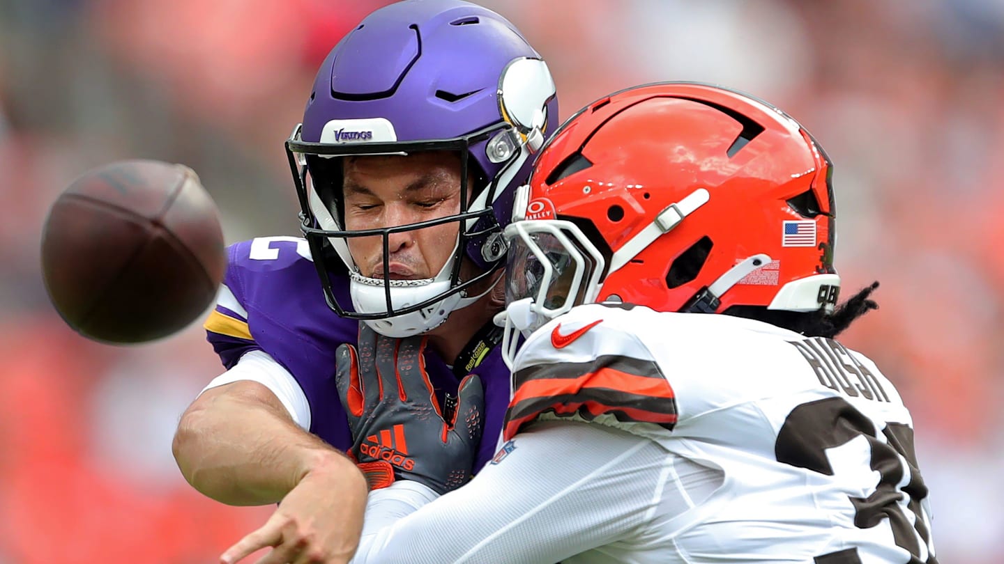 Devin Bush agrees to a contract extension with the Cleveland Browns