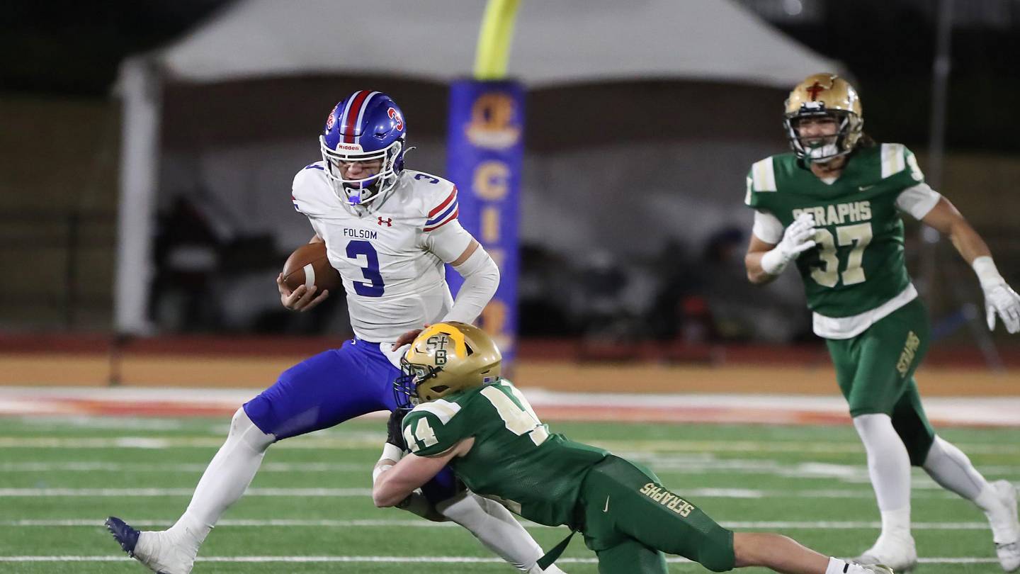 5-Star Quarterback Ryder Lyons Wearing USC Trojans Gear At Recruiting Camp