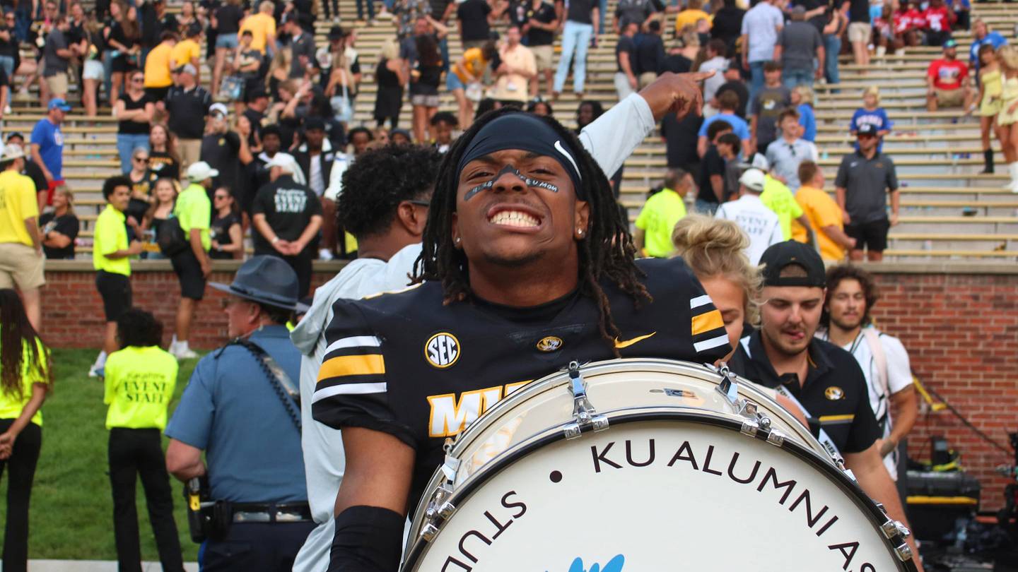 Photo Gallery: Kansas Jayhawks at Missouri Tigers, Border Showdown