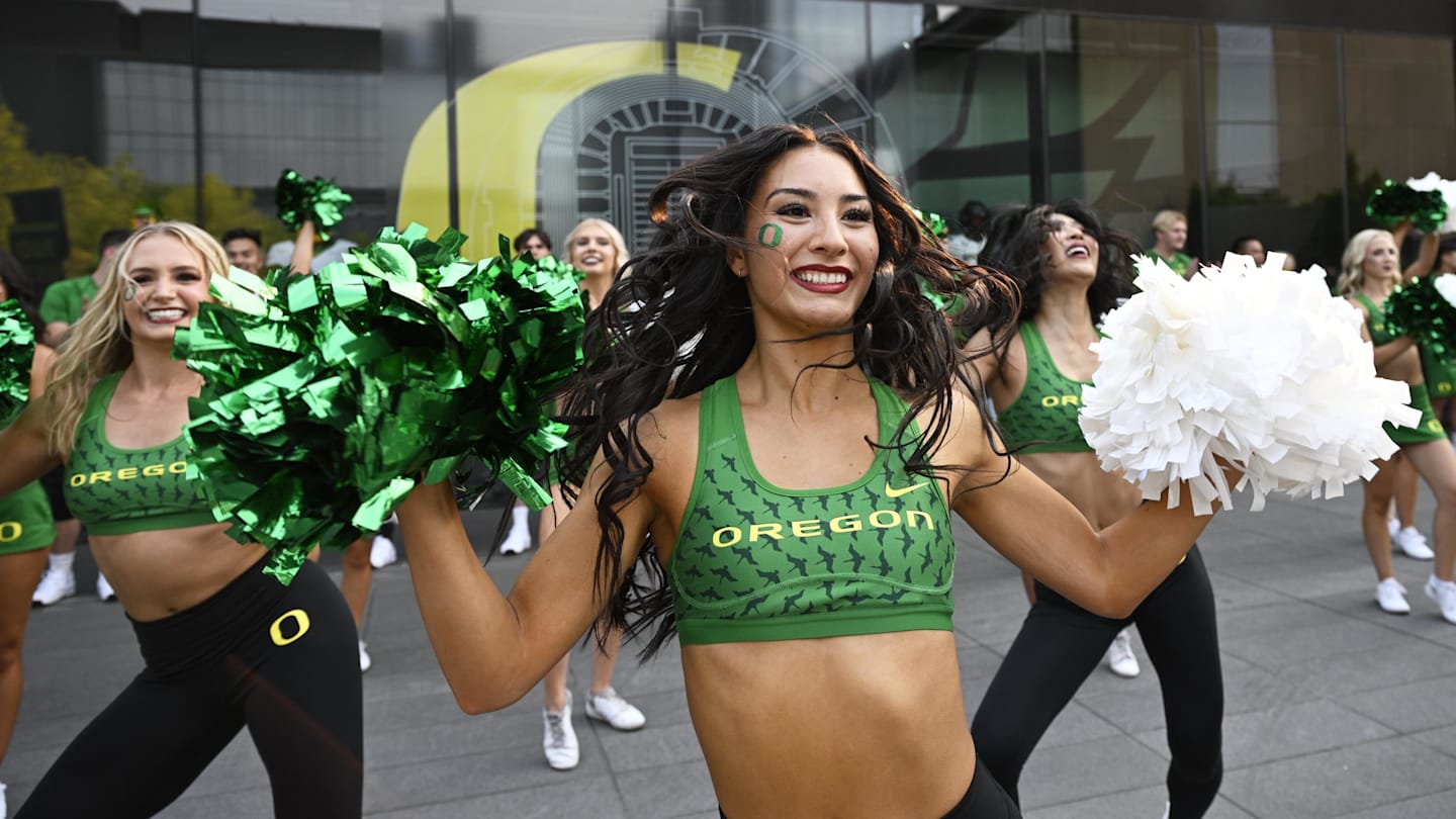 Oregon Ducks Fans Color To Wear vs. Montana State In Autzen Stadium