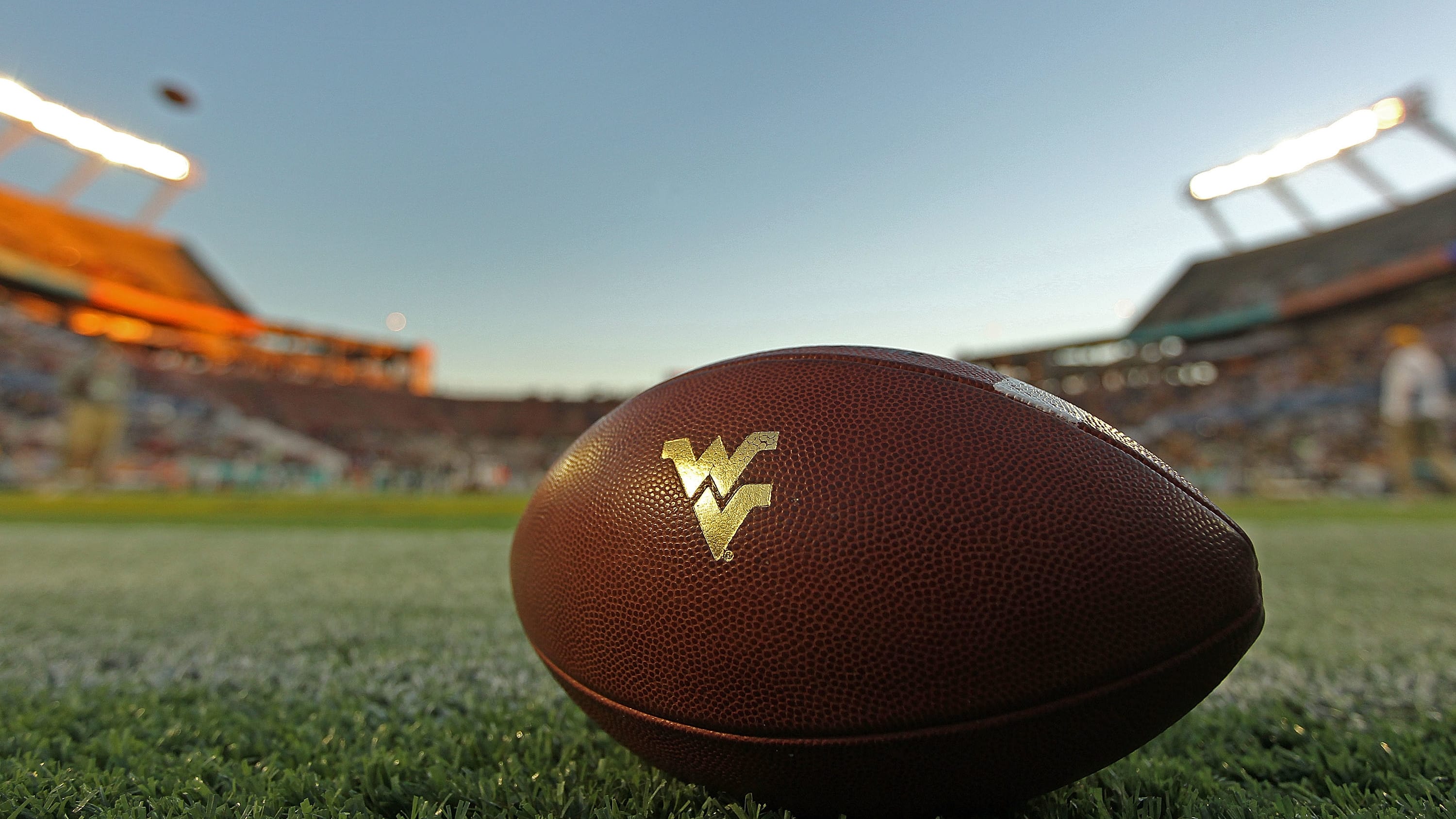 Class of 2024 wide receiver Mykel Davis commits to WVU Football