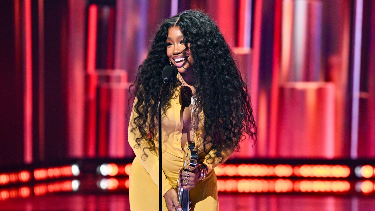 SZA Flaunts Her Hourglass Figure in Two-Tone Chain String Two-Piece