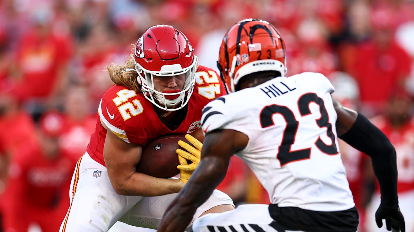 Carson Steele remains Chiefs best rushing option even after signing ...