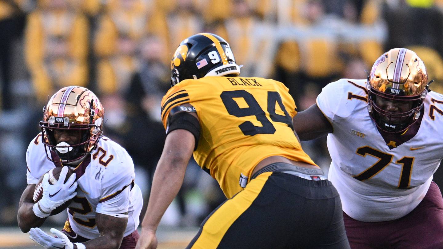 Report: Gophers offensive lineman Martes Lewis is latest to enter ...