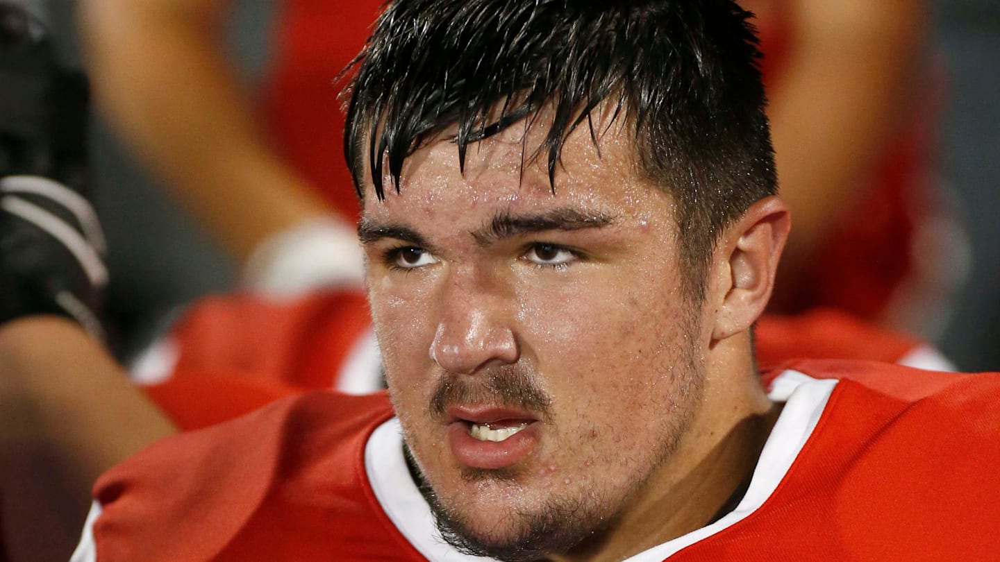 5-star lineman carries Waffle House flag as football team takes the field