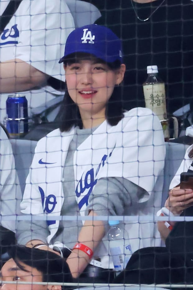 Shohei Ohtani's wife Mamiko has rare big smile with Dodgers WAGs before ...