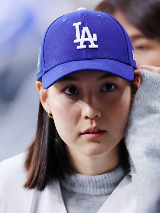 Shohei Ohtani's wife Mamiko stuns in custom '17' Dodgers fit for World ...