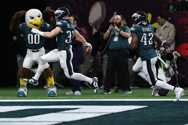 Eagles' Cooper DeJean reveals special message from Caitlin Clark after ...