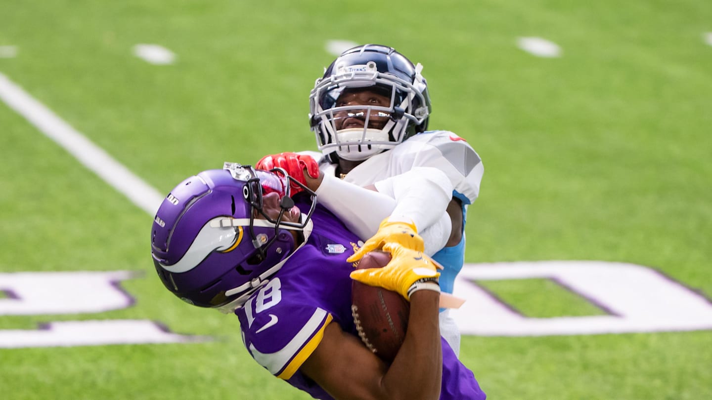 Who are the announcers and referees for Vikings vs. Titans today?
