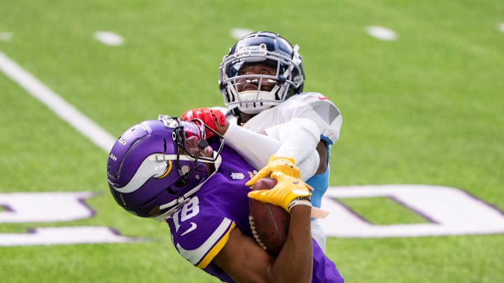 Who are the announcers and referees for Vikings vs. Titans today?