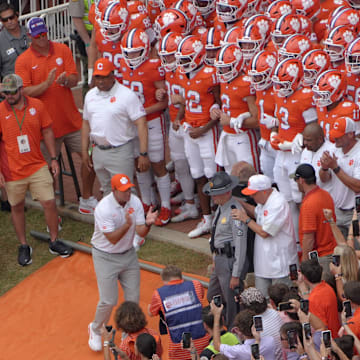 Clemson Tigers LB Says Team Can't "Point Any Fingers" Following 3-4 ...