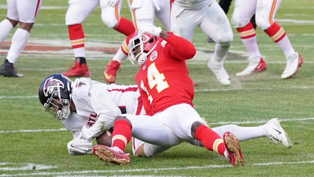 How Grady Jarrett takes Bears up a class on and off the field