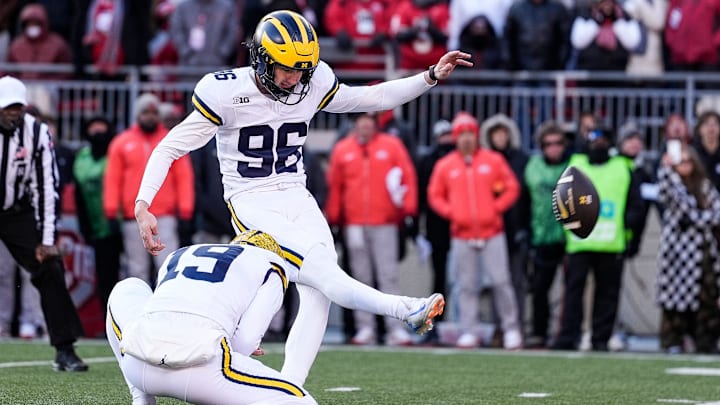 PHOTO: Michigan Football special team players pose in O-H-I-O during ...