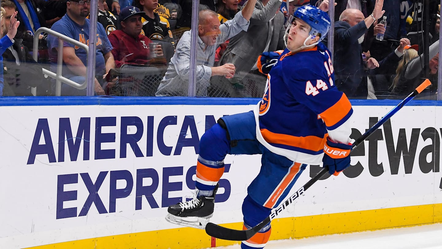 Strong 3rd Period Sparks Islanders to 4-1 Win Over Boston