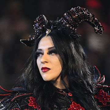 Stephanie Vaquer Tells Strange History Of Popular "Devil's Kiss" Move ...