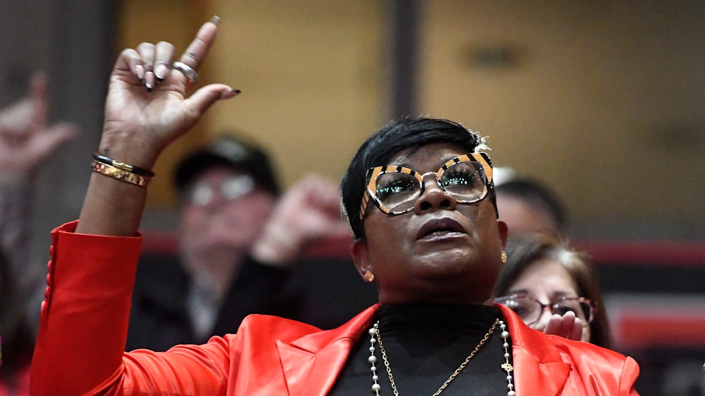 Basketball Hall of Fame Seemingly Trolls Sheryl Swoopes With Caitlin ...