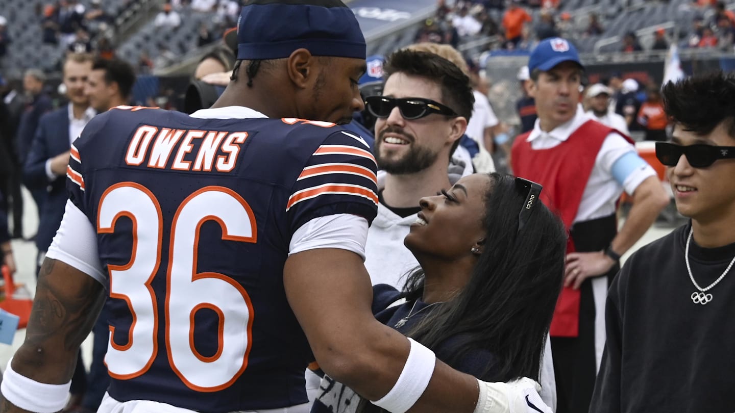 Simone Biles, Jonathan Owens drop baecation pics during Bears bye week