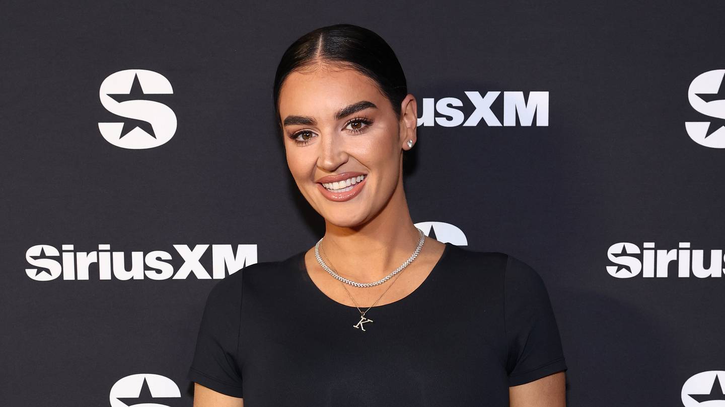 Claire Kittle’s Sideline Style Proves This Divisive Trend Is Back for ...