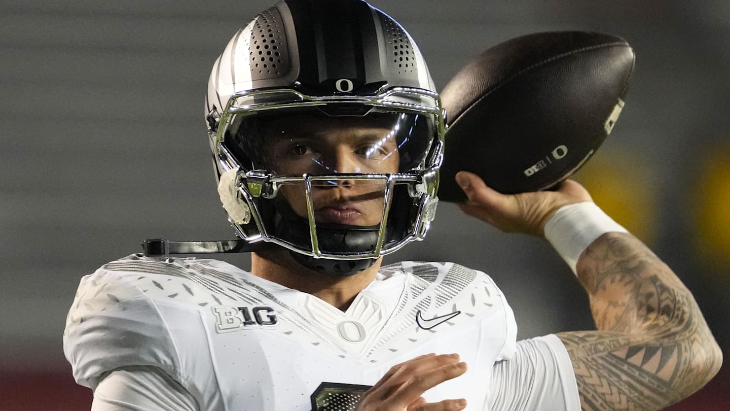 Oregon Ducks Dillon Gabriel To Make FBS History Vs. Washington On ...