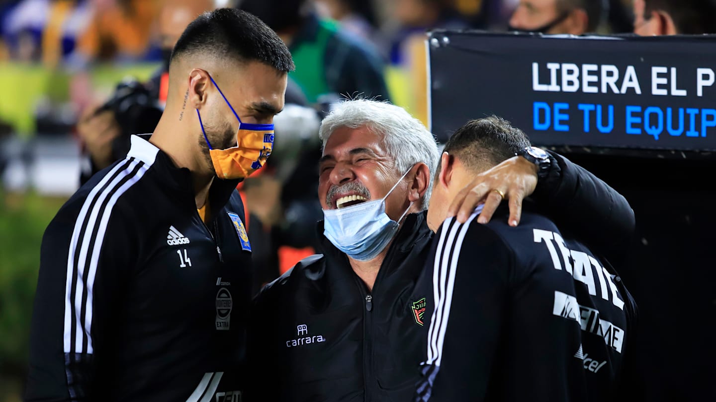 El 'Tuca' se reencuentra con sus exjugadores y llega a las lágrimas