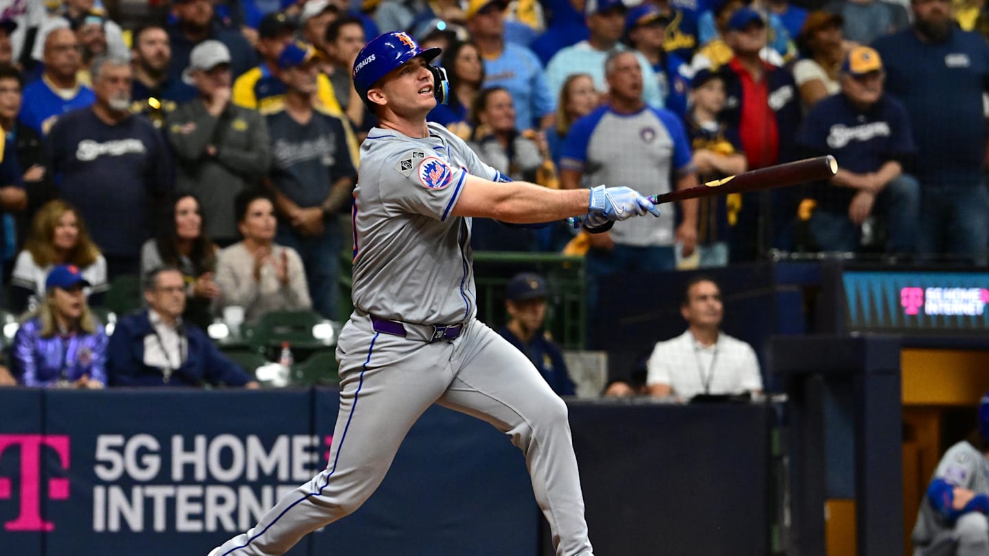 New York Yankees "Considering" Former Gators First Baseman