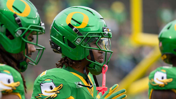 Oregon Ducks Wide Receiver Dakorien Moore Reportedly Suffers Injury at ...