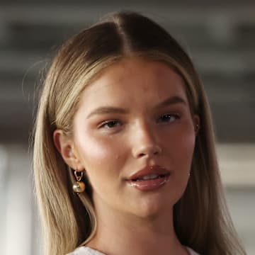 Ellie Thumann Welcomes Trench Coat Season in Glamorous White Number ...