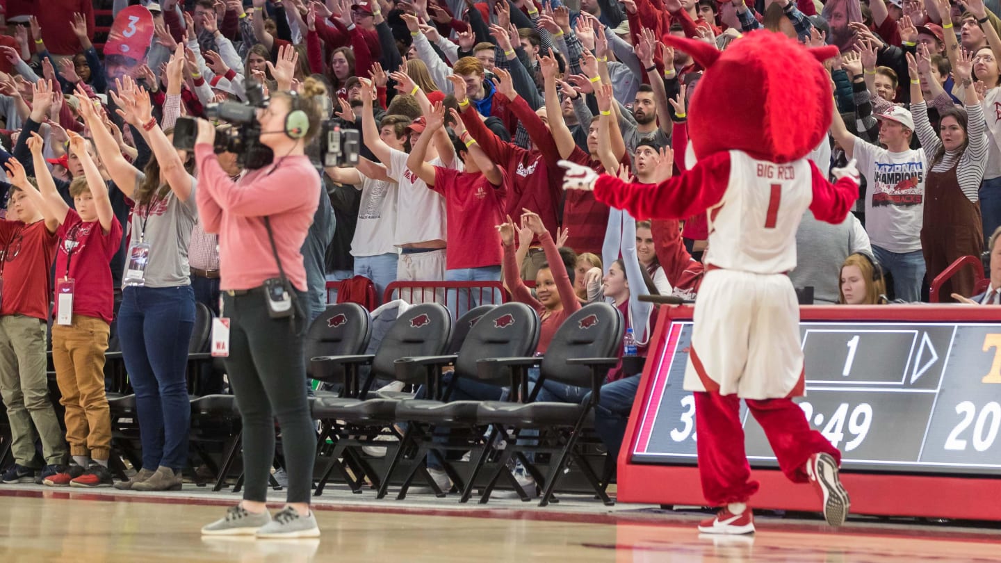 Arkansas Fans Throwing Fit Over Calipari Not Doing Hog Call Bad Look