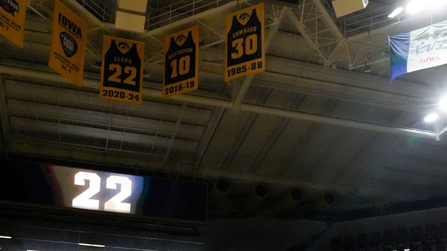 Indiana Fever's Lexie Hull reps Caitlin Clark Hawkeyes shersey for Iowa ...