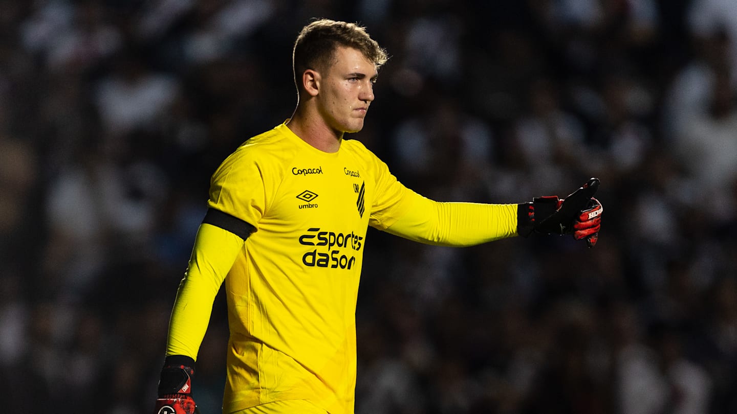 Botafogo formaliza proposta por Léo Linck, goleiro do Athletico-PR