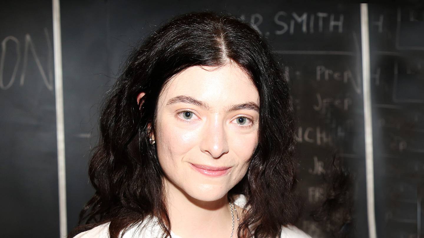 Lorde’s Latest Poolside Look Shows Why Mixing Patterns Will Always Be ...