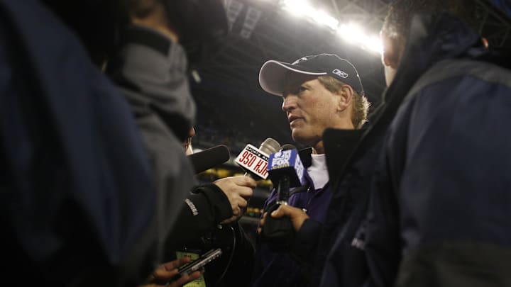 Huskies Have One TV Analyst, a Familiar One, Calling for An Upset