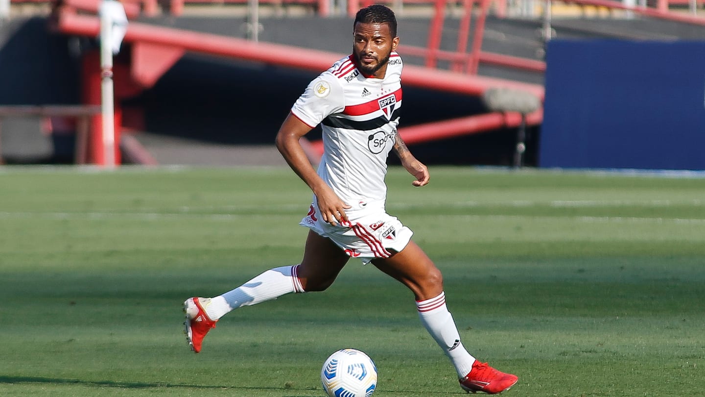 São Paulo encaminha renovação de contrato com o lateral Reinaldo
